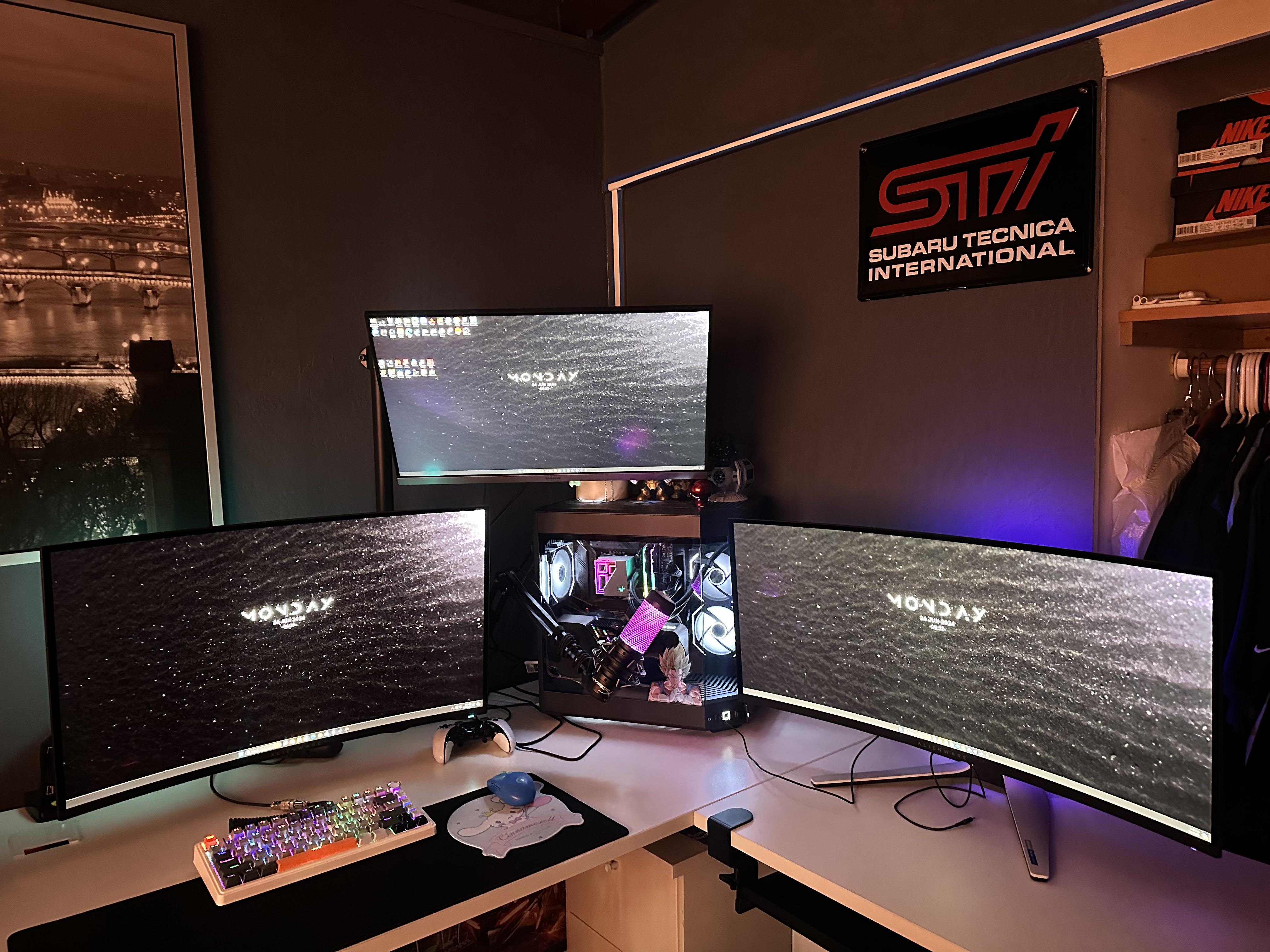 3 Monitors. 3 different sizes. What’s the best possible set up? | Scrolller