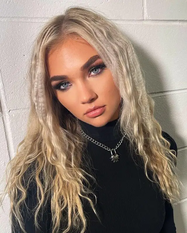 Julia Hart | Scrolller