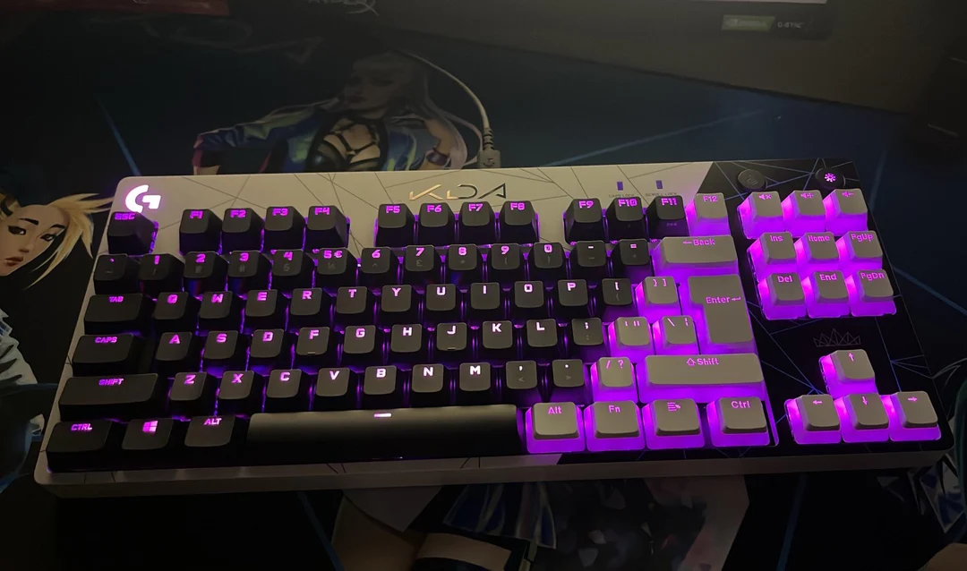 Finally got the K/DA keyboard with some white keycaps🥰 | Scrolller