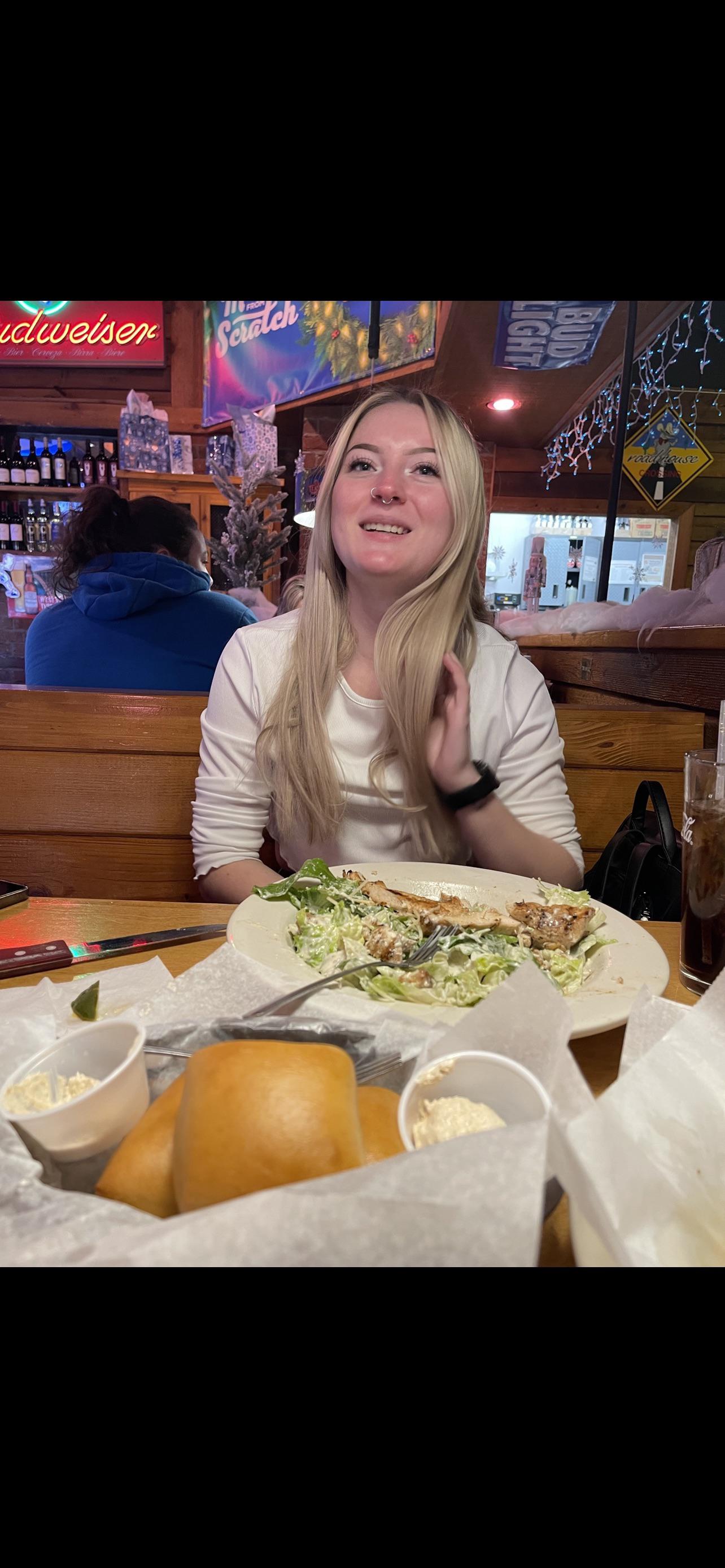 First REAL date with her, and I LOVE these pictures of her. Can anyone remove the salad from the ...