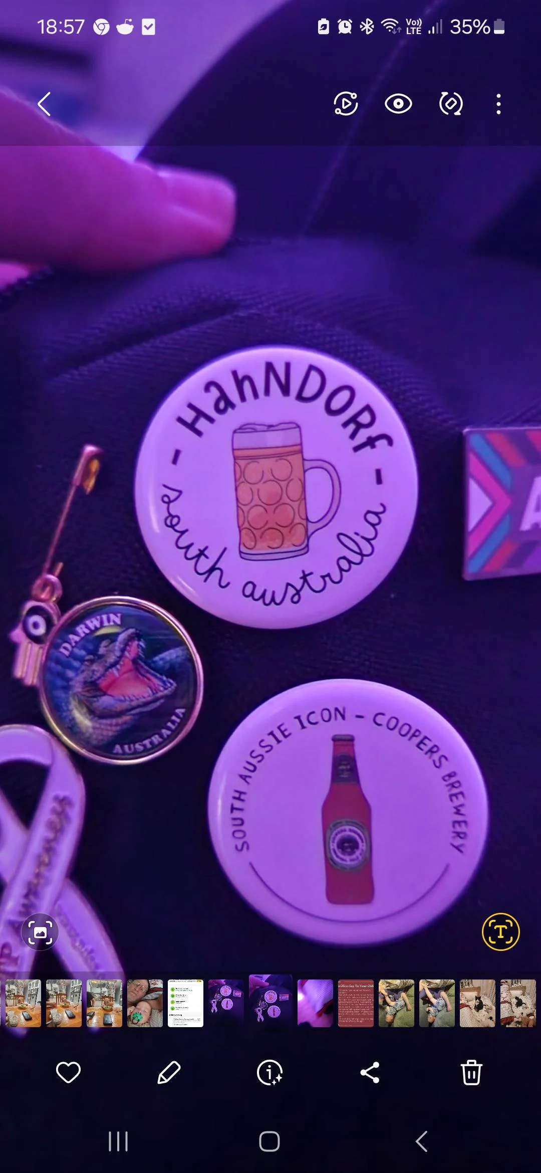 Button badge souvenir question | Scrolller