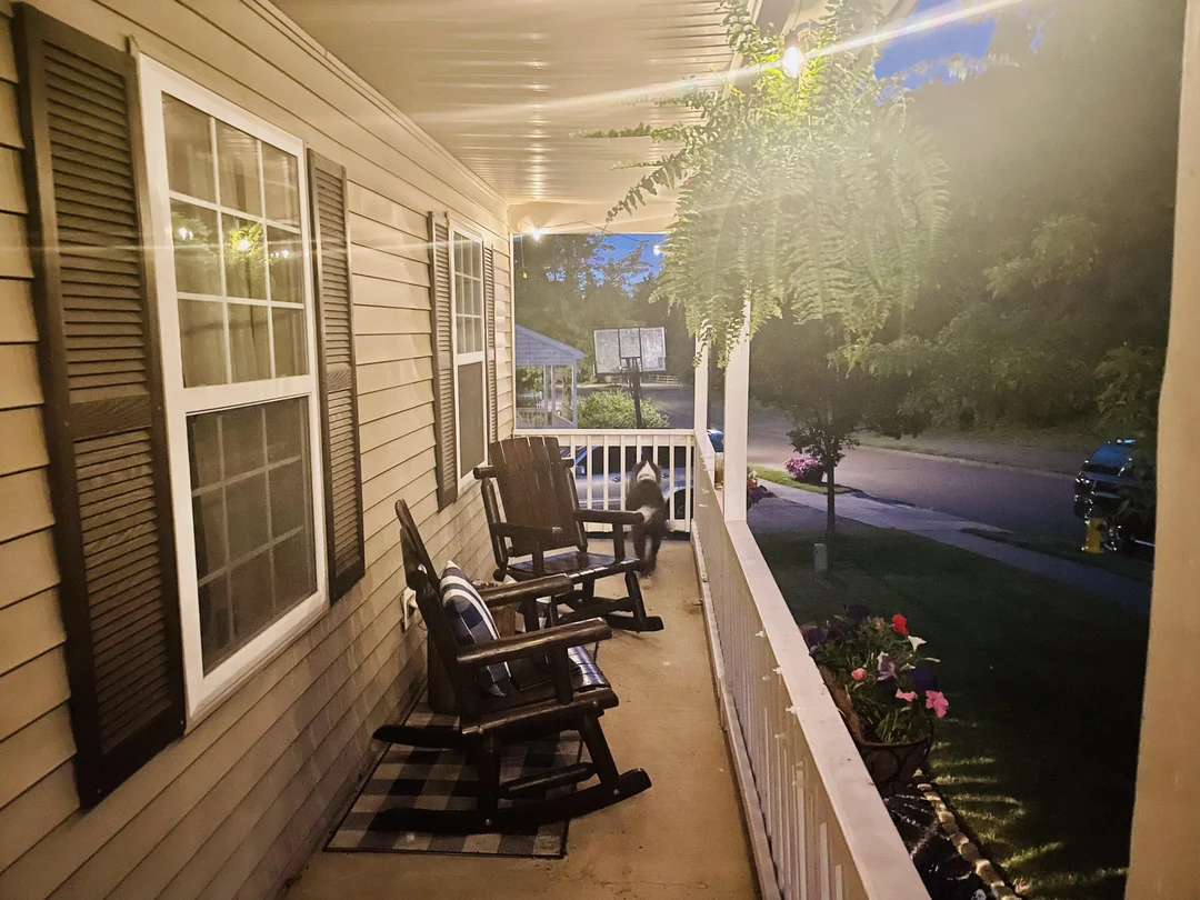 Front porch sittin | Scrolller