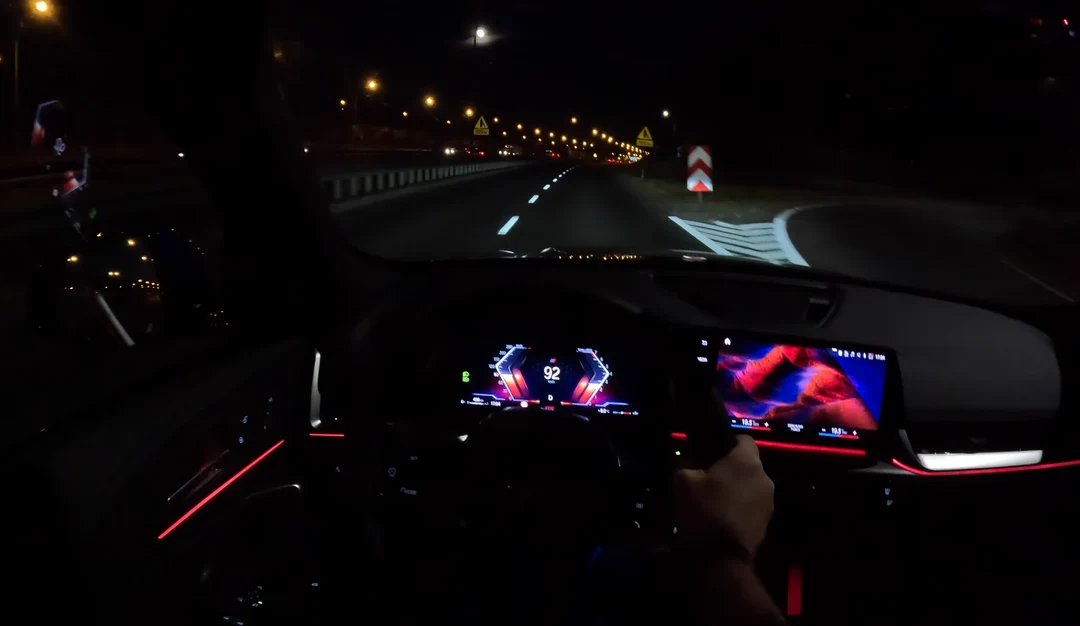 No more amber interior lights? just saw X1 night drive video on YT ...