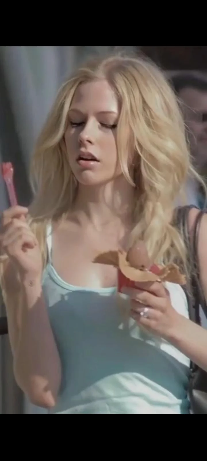 Avril lavigne | Scrolller