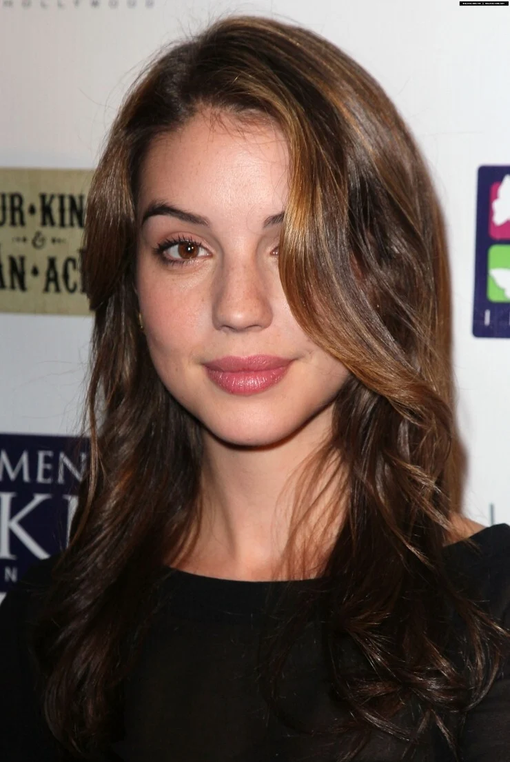 Adelaide Kane | Scrolller