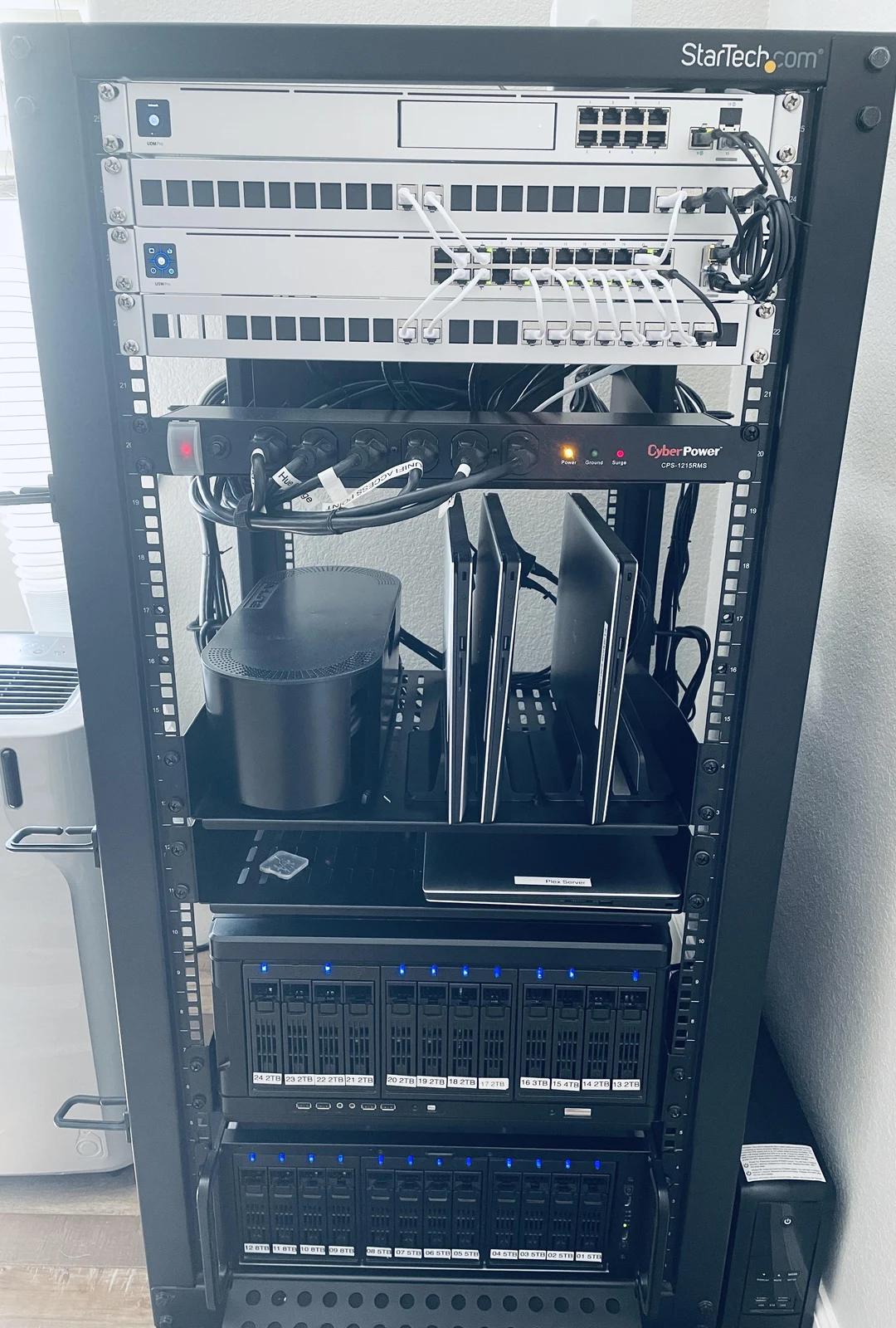 Reorganized my rack for cleaner look after finally getting my hands on Ubiquiti patch panels ...