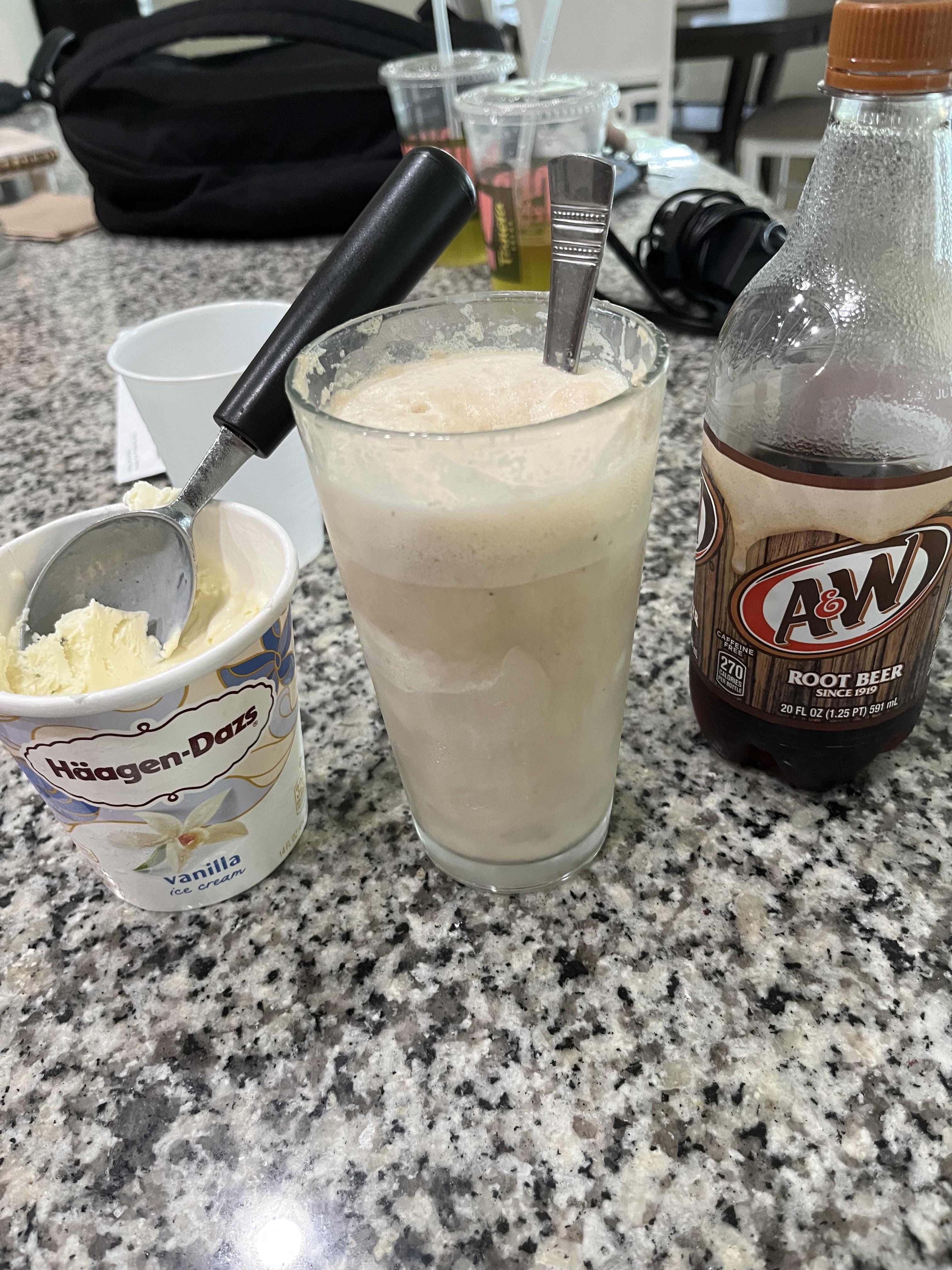 [homemade] root beer float | Scrolller