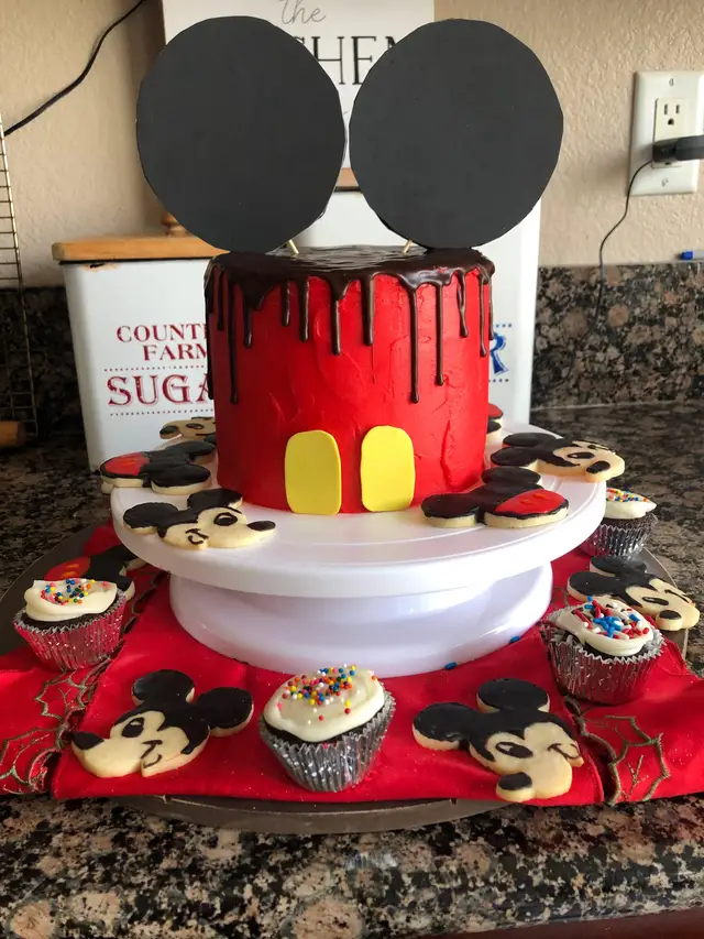Mickey Mouse Drip Cake | Scrolller