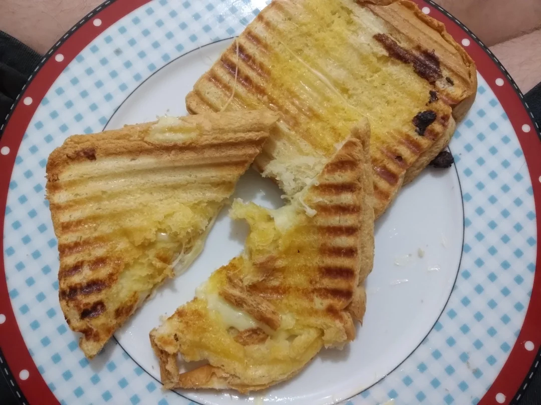 Simple mozzarella grilled cheese 🧀 | Scrolller