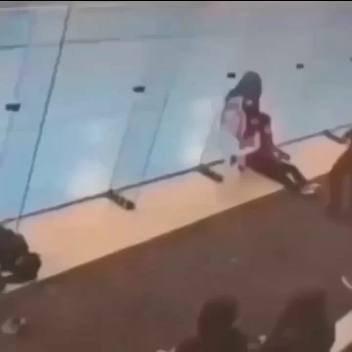 Don't put so many glasses in the store, it hurts. | Scrolller