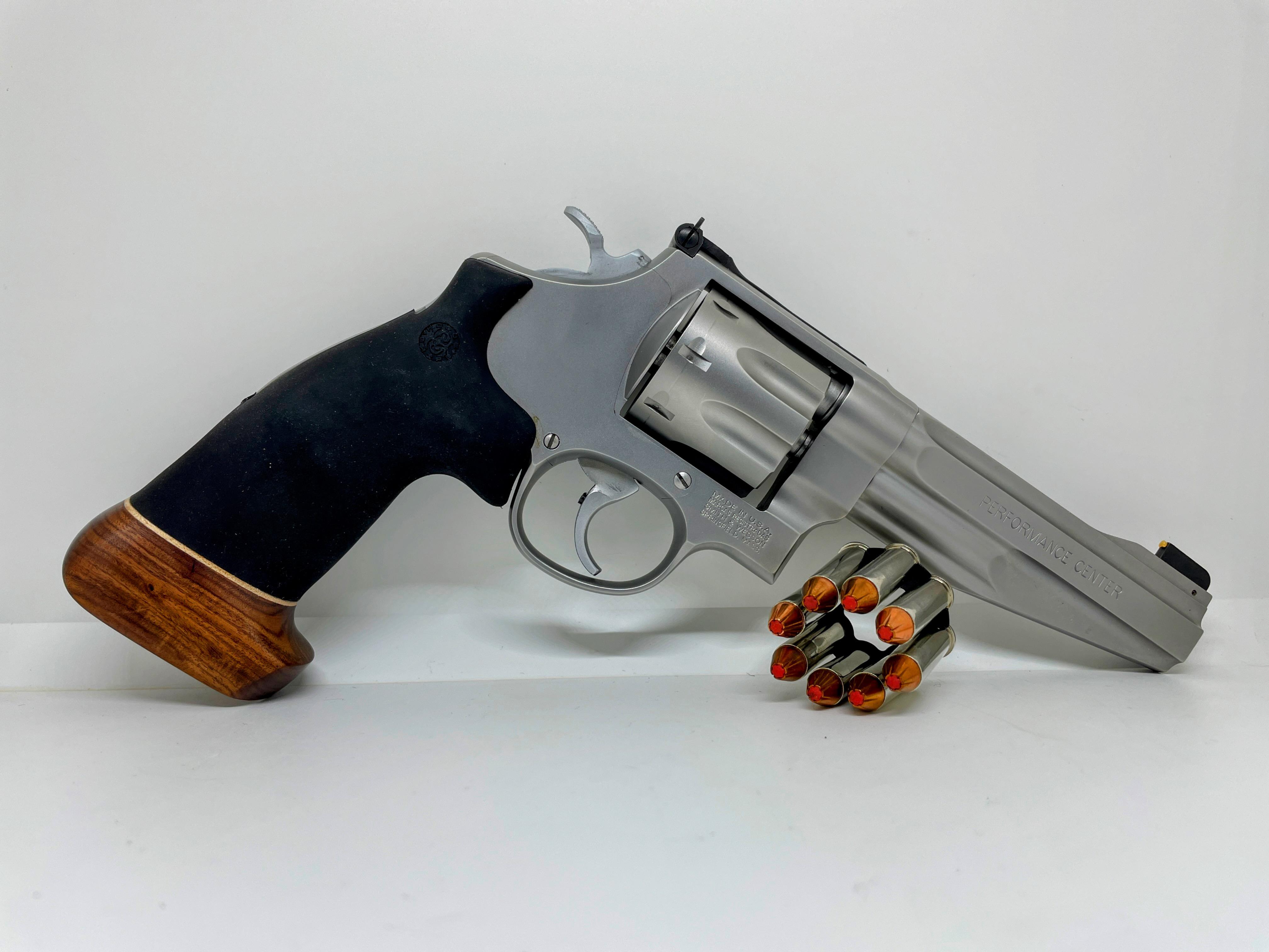 Smith and Wesson 627-5 PC - Eight shots of .357 Magnum Power | Scrolller
