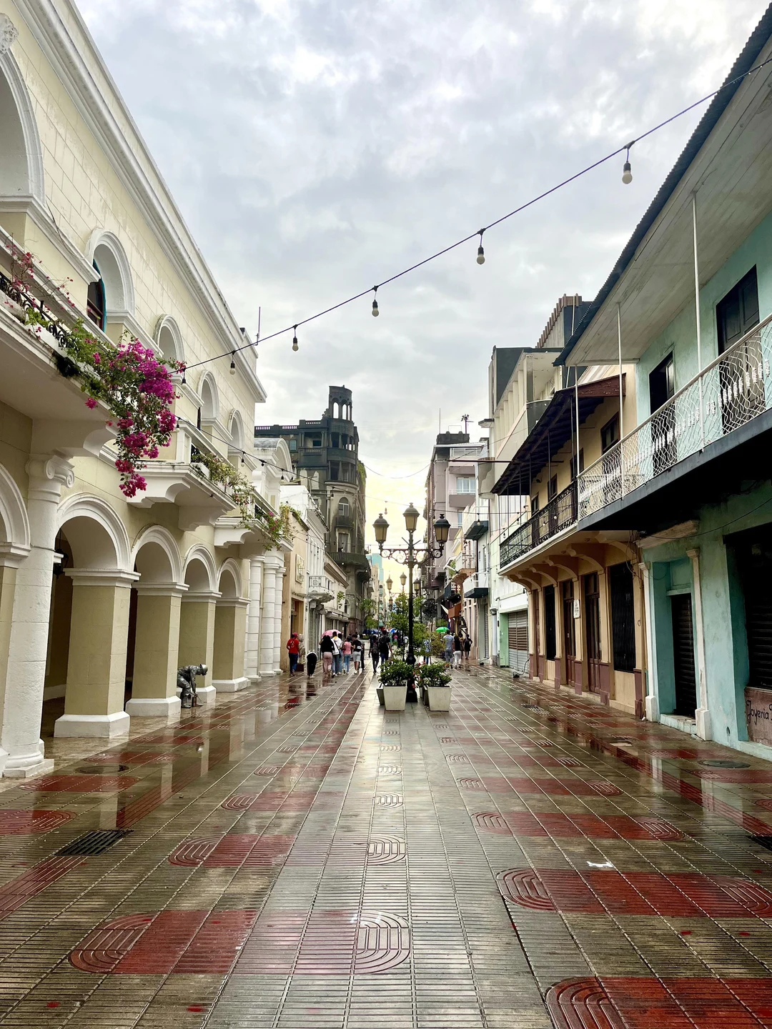 La Zona Colonial durante una llovizna | Scrolller