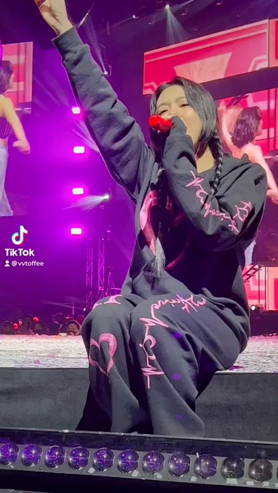 220218 TWICE - @Oakland - a little bit of my front row experience :) | Scrolller