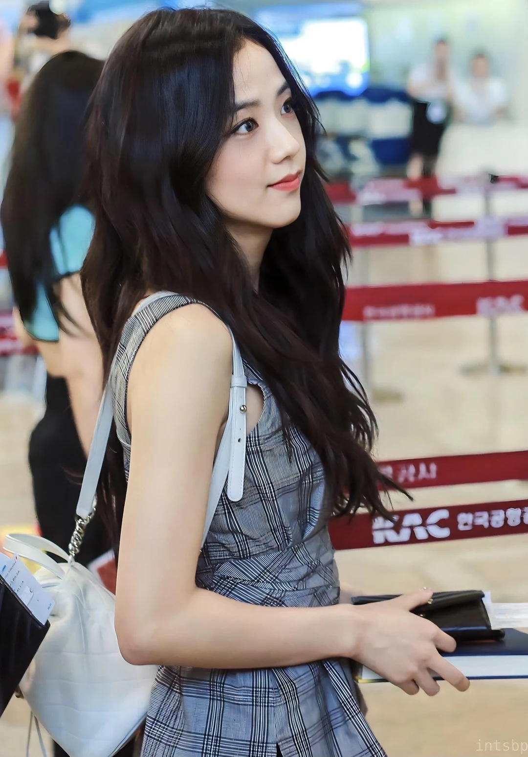 180722 Jisoo | Scrolller