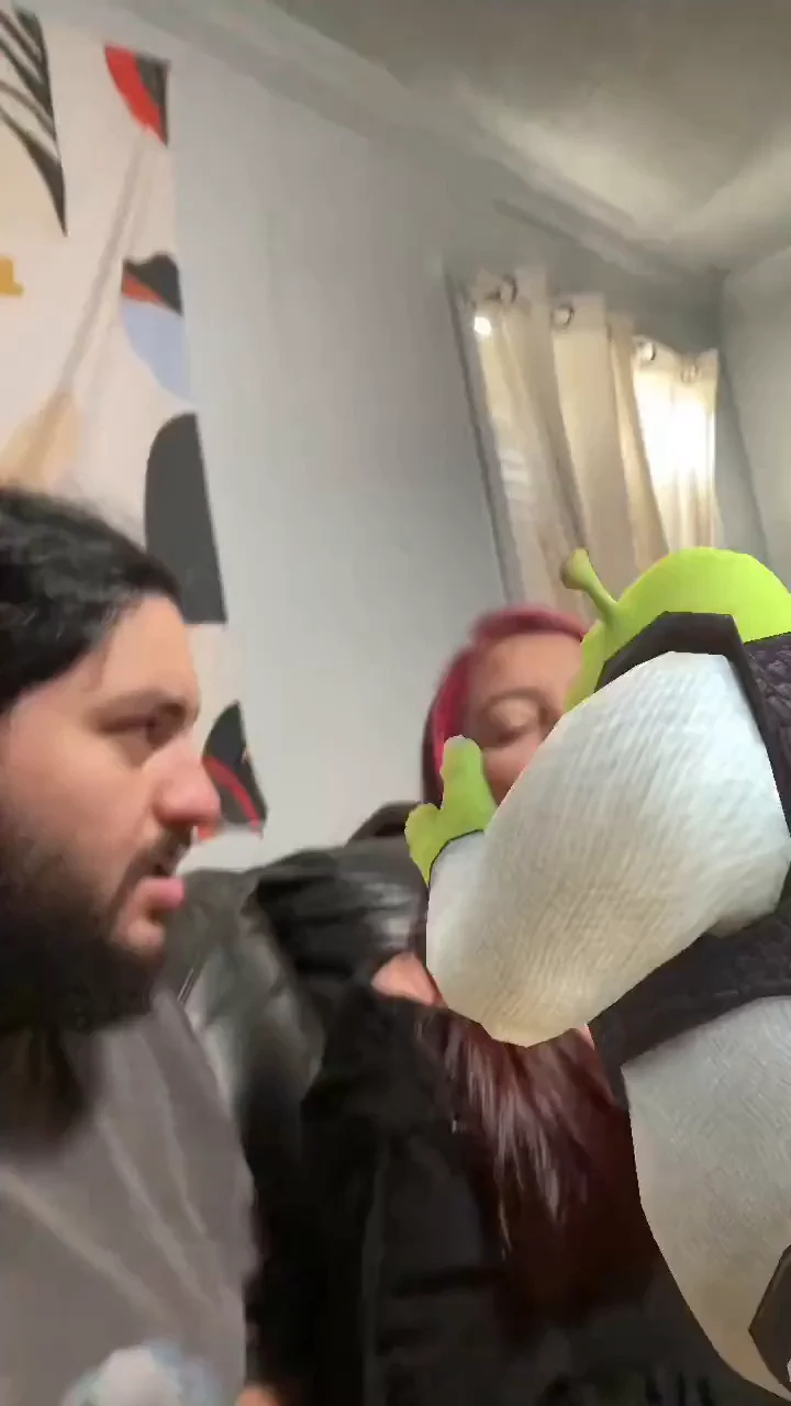 Kissing Shrek | Scrolller