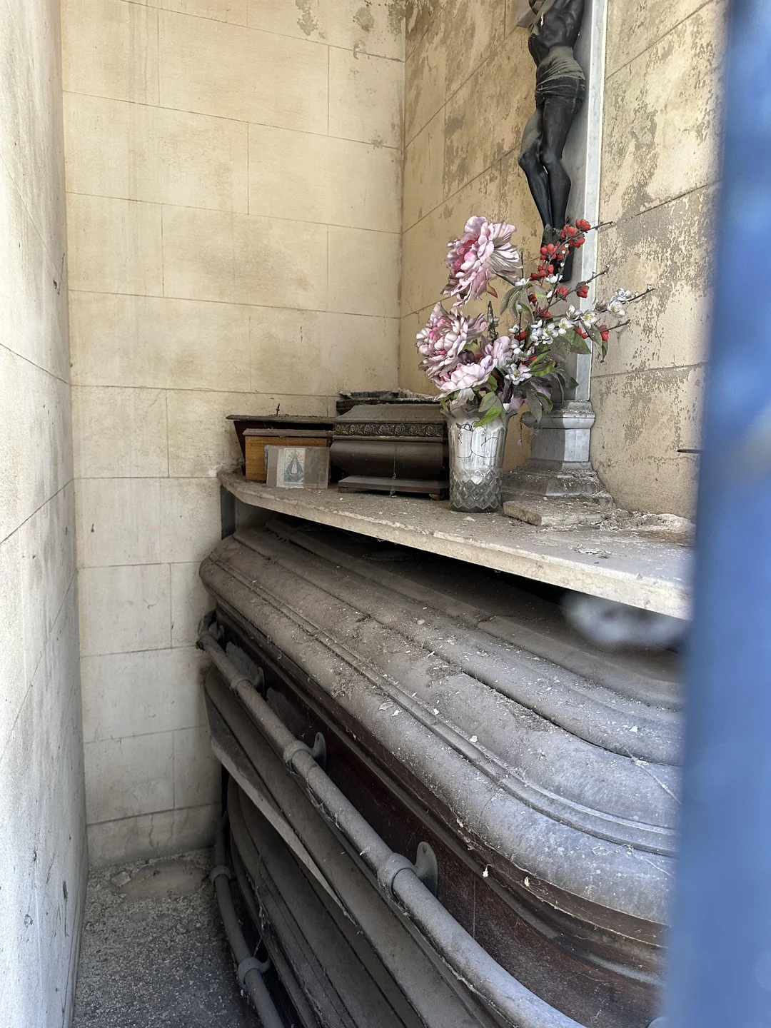 La Recoleta Mausoleum, neglected | Scrolller