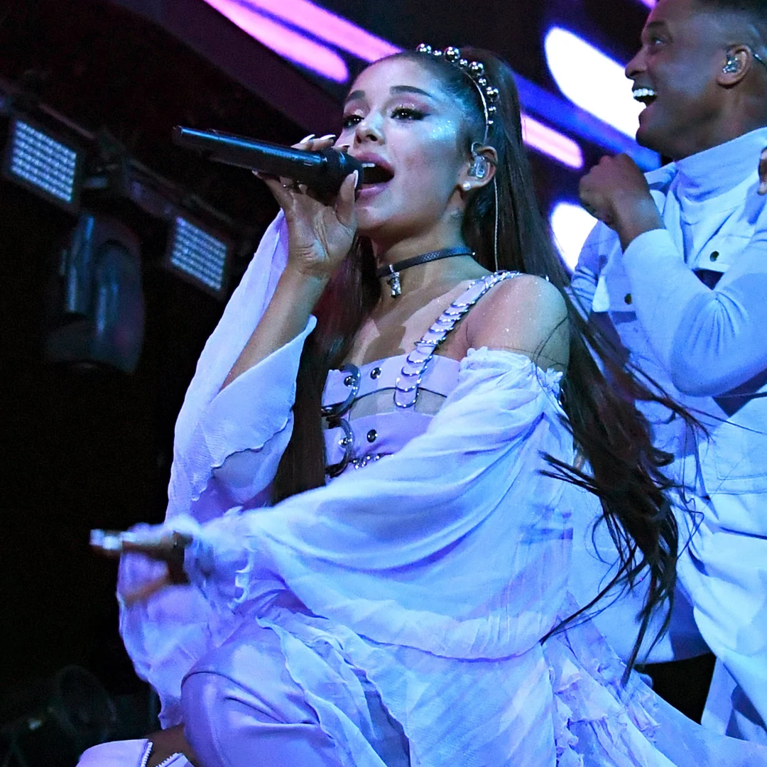 Glamorous On Stage | Scrolller