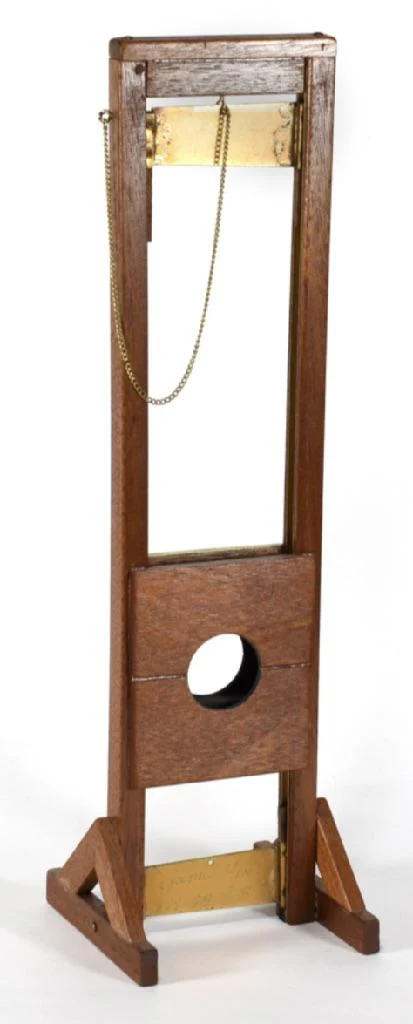 guillotine for small things | Scrolller