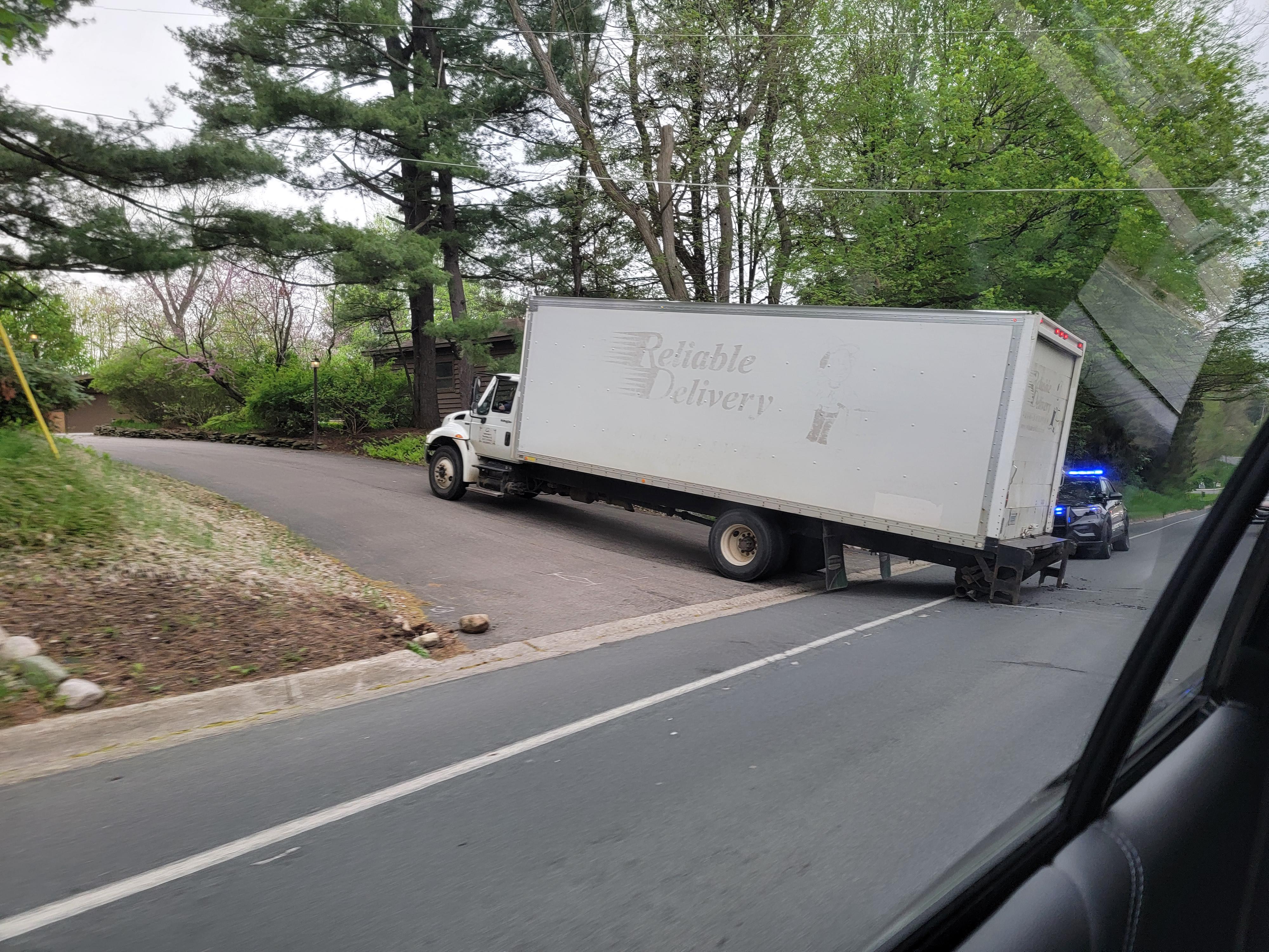 Truck got stuck in this driveway | Scrolller