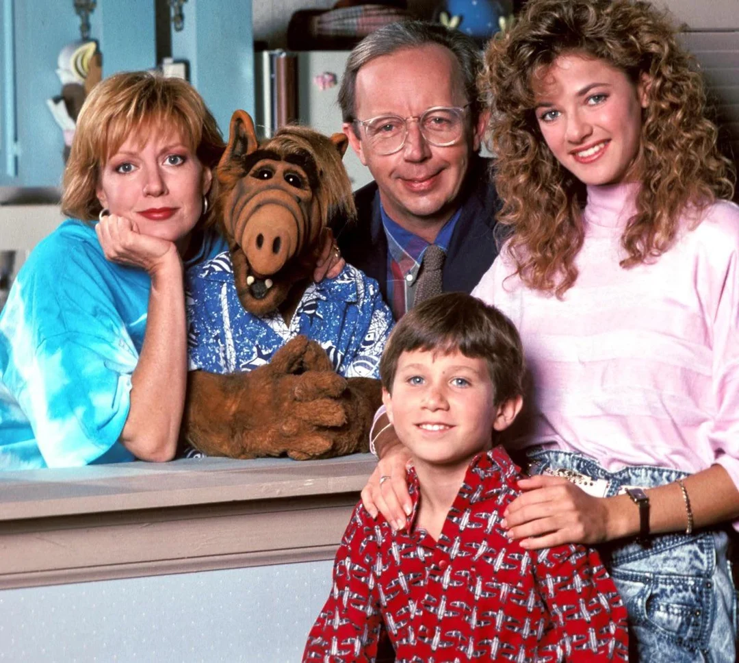 Max Wright, Anne Schedeen, Andrea Elson, Benji Gregory and Michu Meszaros as Alf, 1986 | Scrolller