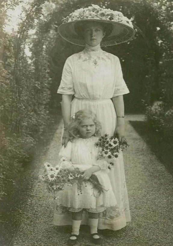 Mother and child, ca. 1907 | Scrolller