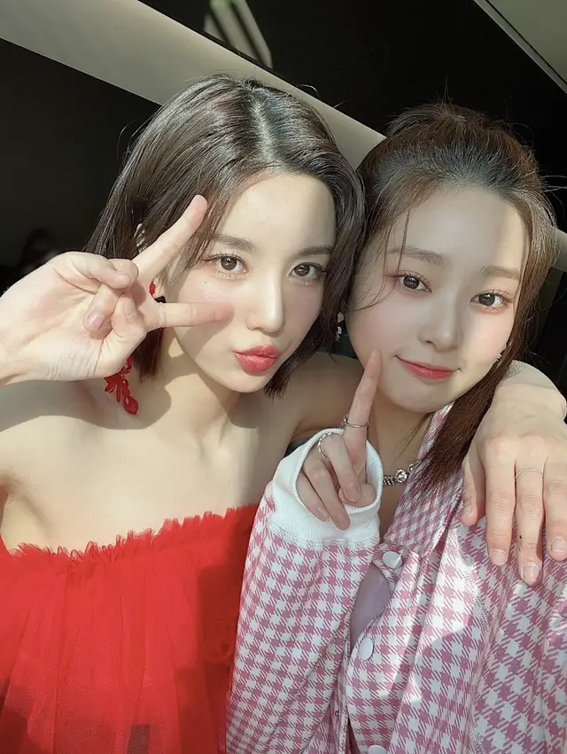 220409 Kim Minju Twitter Update with Kwon Eunbi | Scrolller