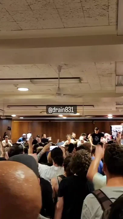 Opera Singer at the Philly Drain Show | Scrolller