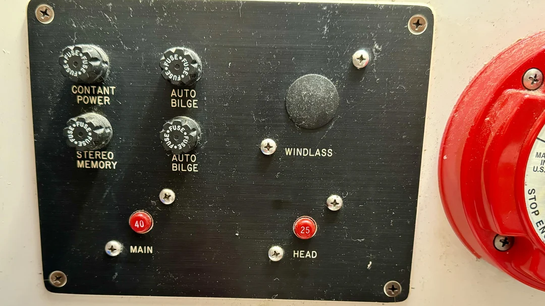 How to access and change the red fuses? | Scrolller
