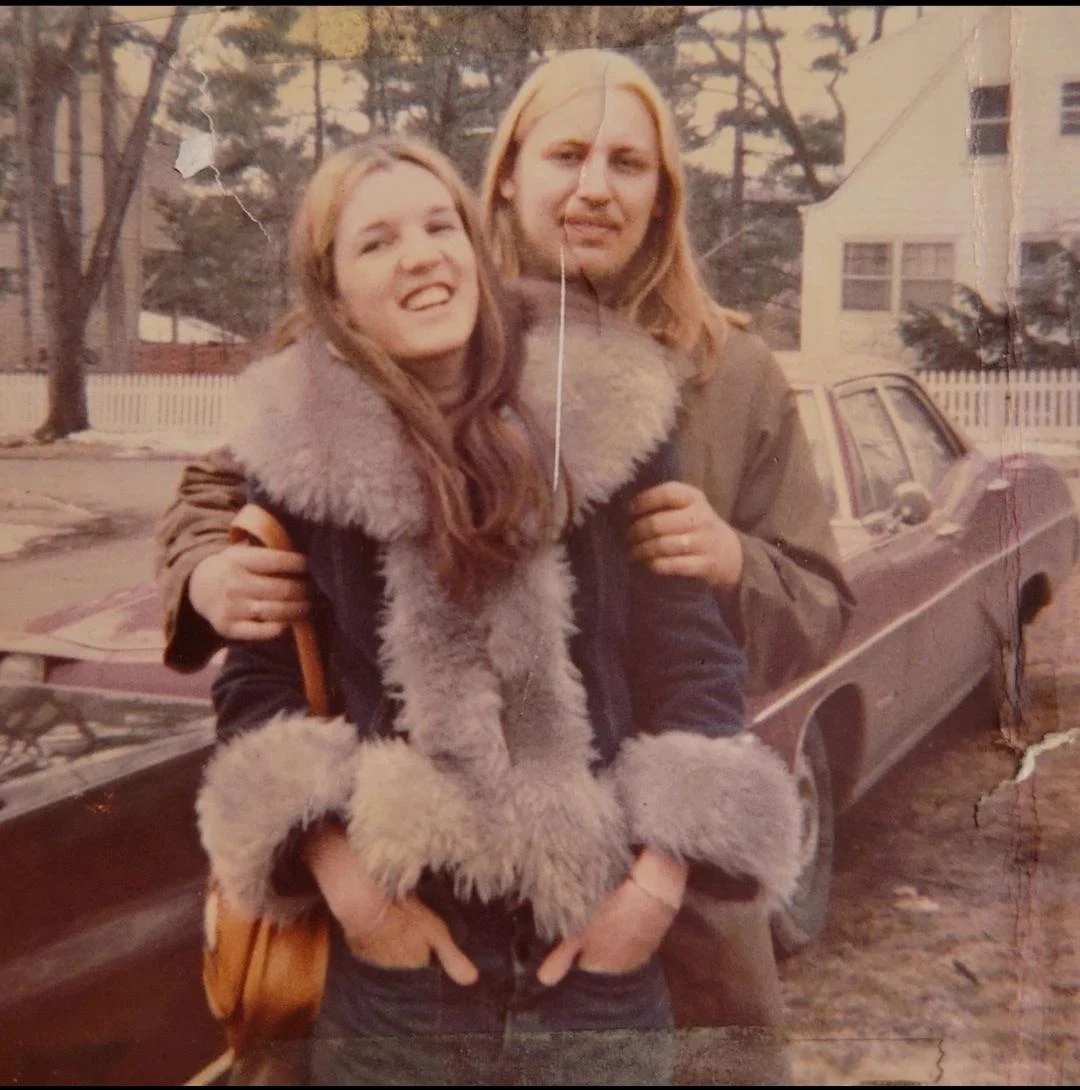 My favorite picture of my Parents... mid 70s | Scrolller