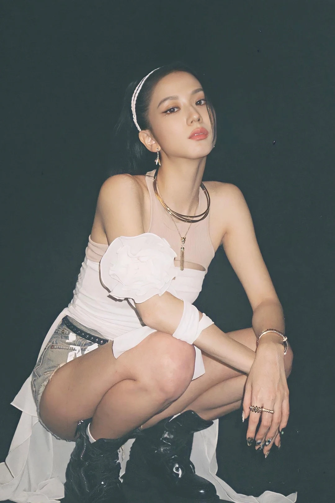 220825 Jisoo | Scrolller