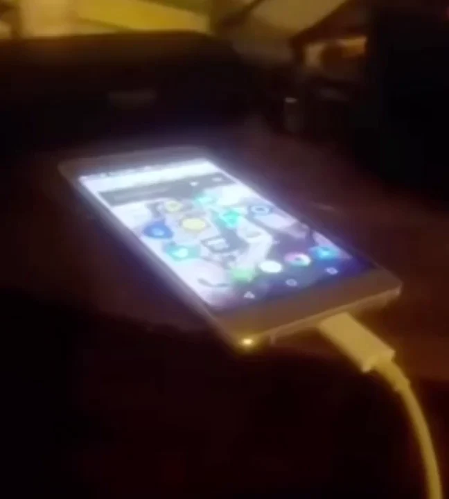 Stabbing a phone | Scrolller