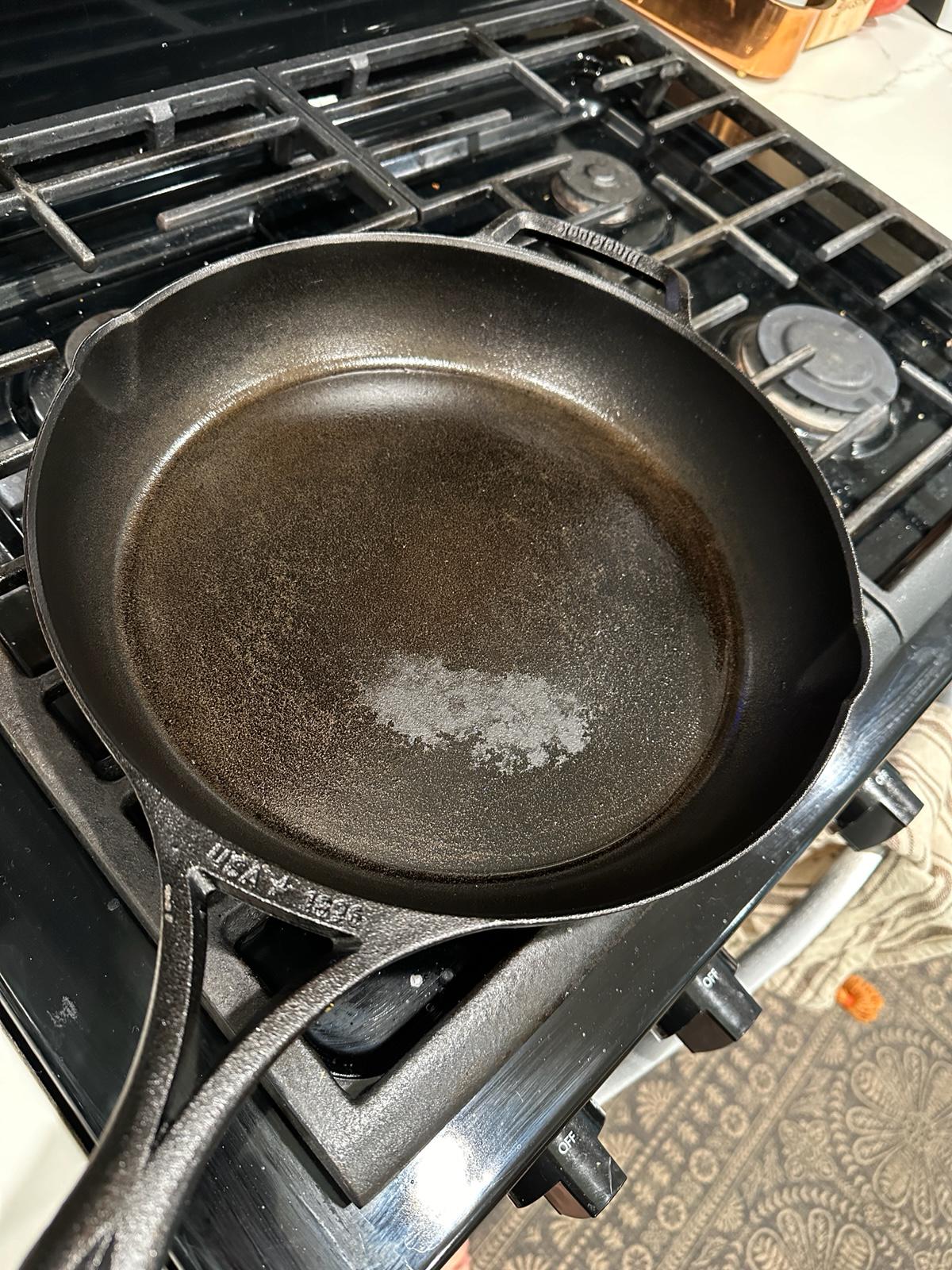 Help: My buddy can't figure out what is causing this spot in the middle of his skillet. | Scrolller