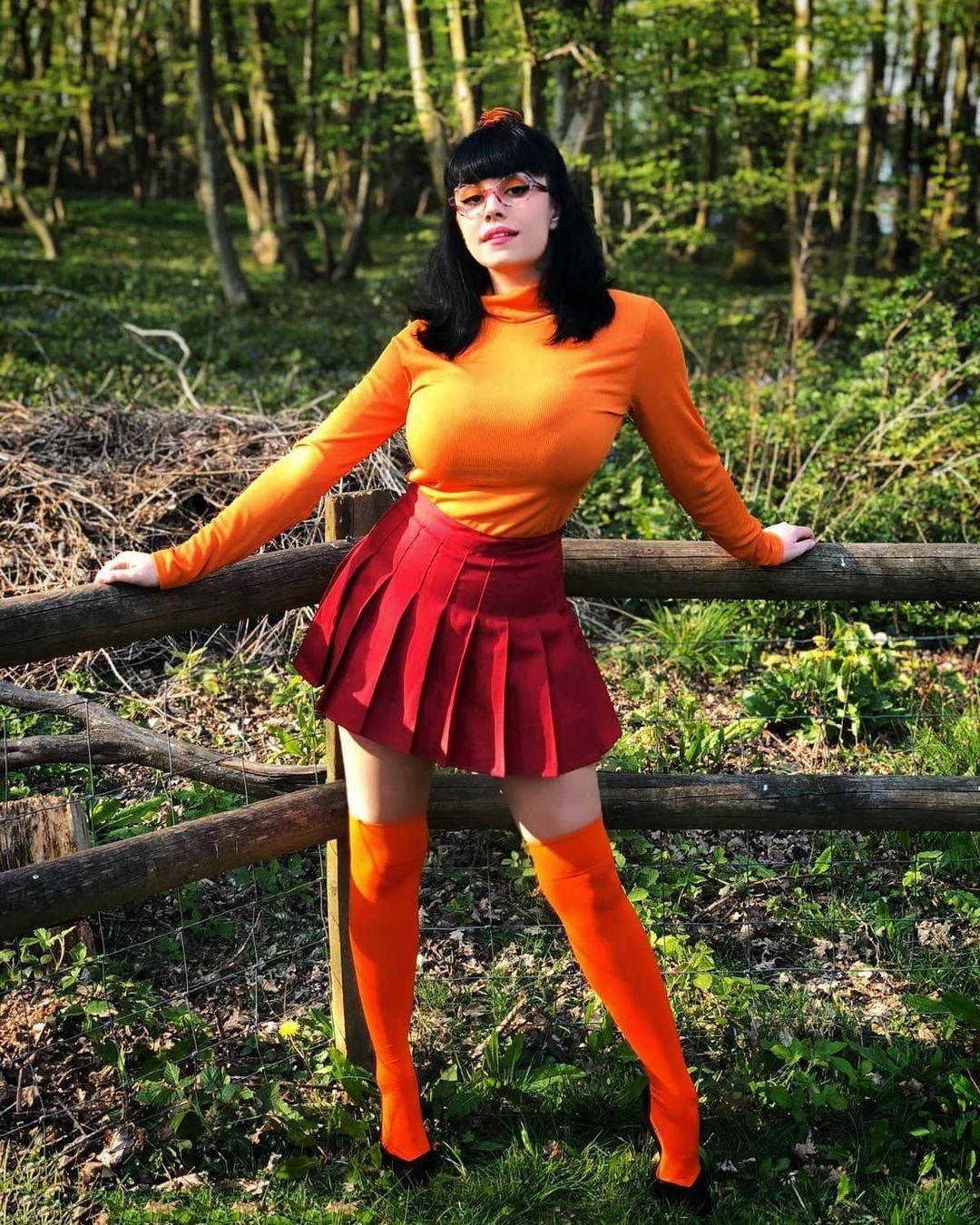 Busty Nerd | Scrolller