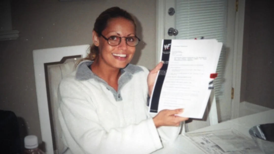 Signing Her WWE Contract in 1999 | Scrolller