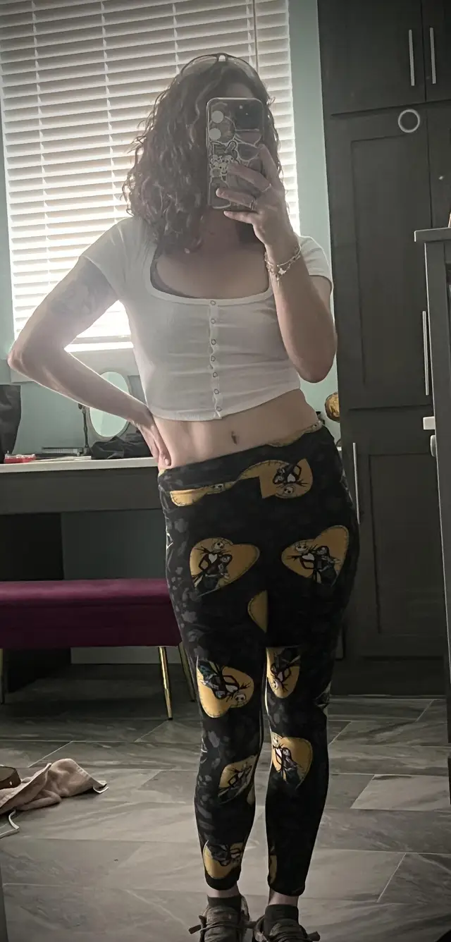 Tight belly babe needs your attention | Scrolller