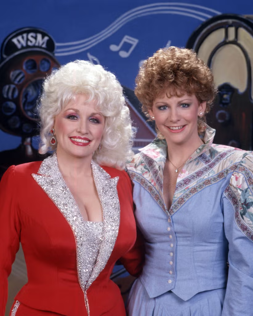 Reba McEntire and Dolly Parton in 1986 | Scrolller