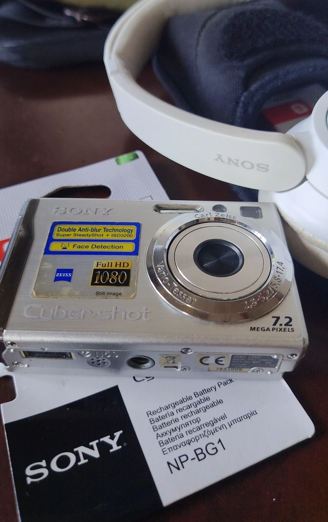 Lens stuck | Scrolller