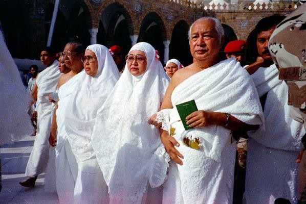 Perjalanan Haji Soeharto dan Ibu Tien | Scrolller