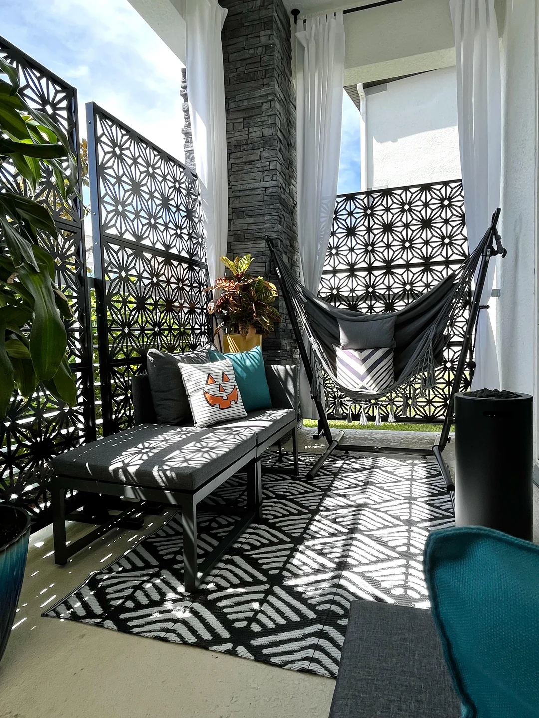 Patio overhaul 🍃 The sun hits these partitions perfectly. | Scrolller