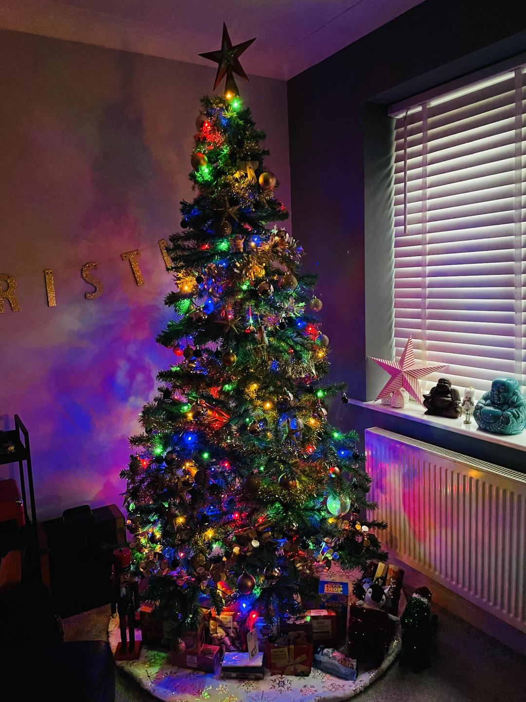 Feeling festive in the UK | Scrolller