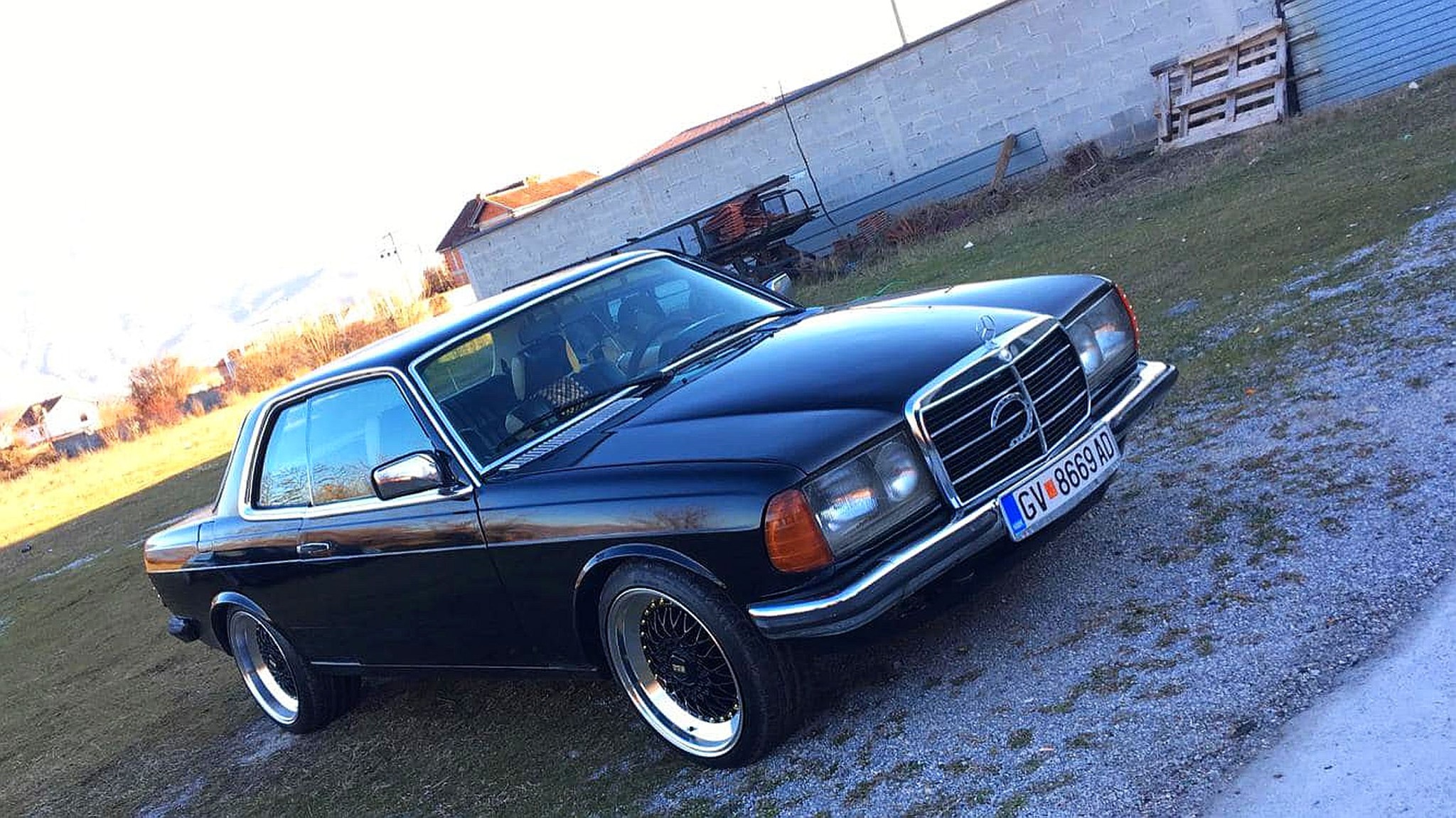 Mercedes 230CE | Scrolller