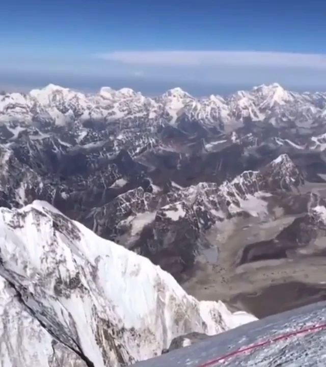 Anyone know why this Everest summit video looks weird? | Scrolller