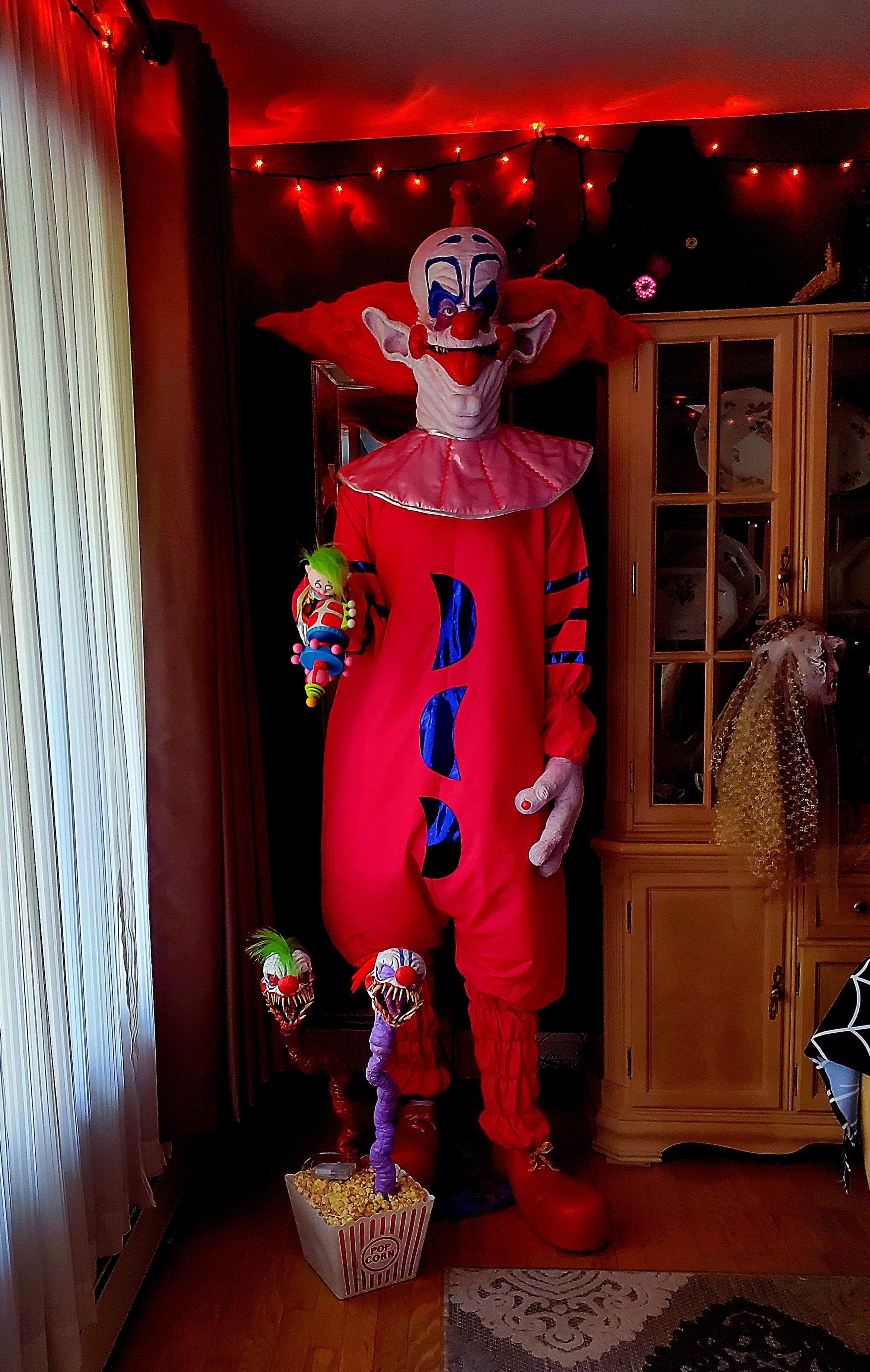 Killer Klowns From Outer Space. | Scrolller