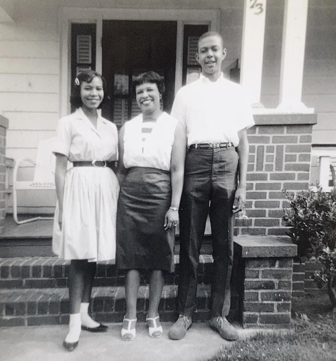 My mom, grandmother, and uncle in 1961 | Scrolller