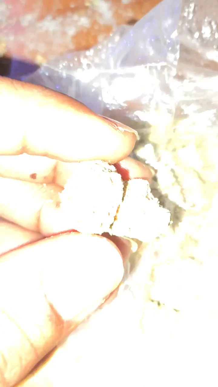 Red ‘Flakes’ in weed ? | Scrolller