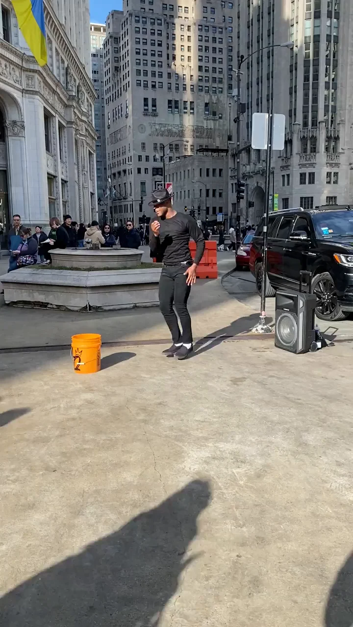 Chicago Street Performer | Scrolller