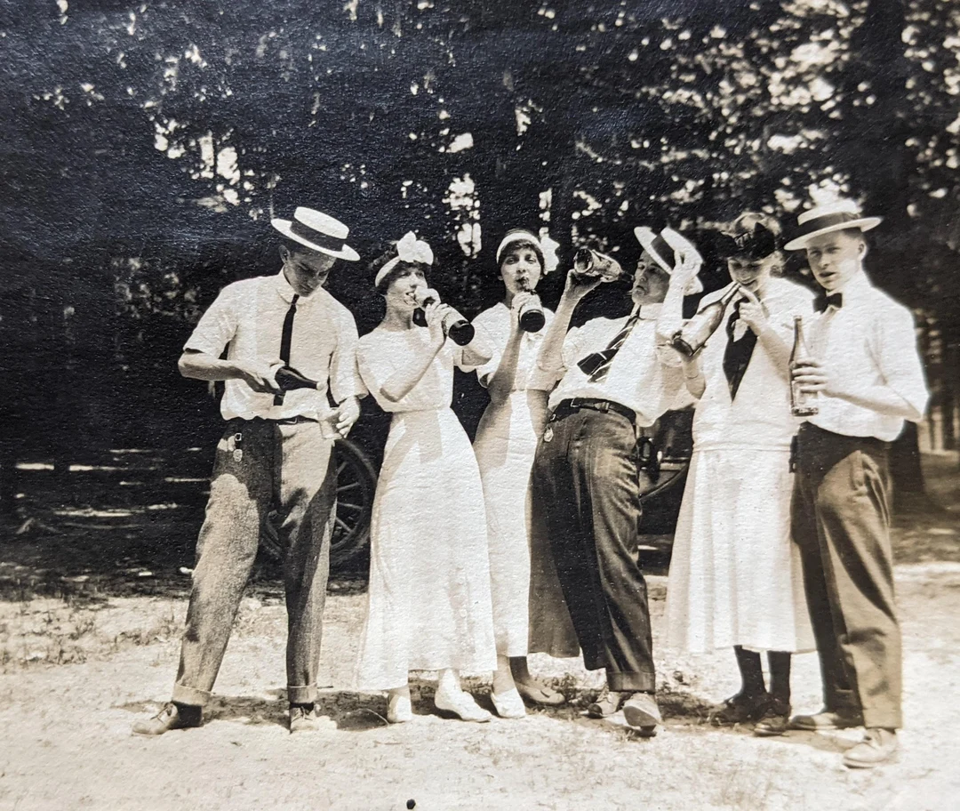 Last Day of Highschool - 1913 | Scrolller