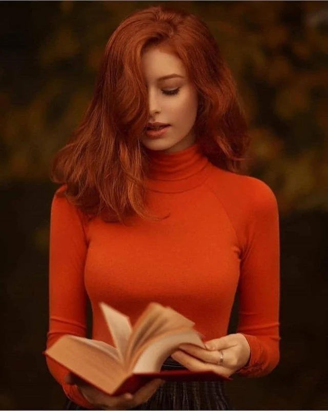 Gorgeous Redhead Scrolller 4389