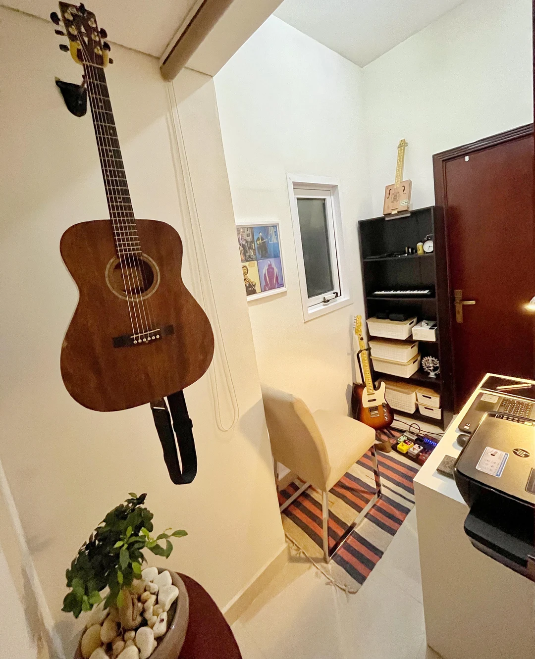 My mini workstation (6 x 10 feet room) | Scrolller