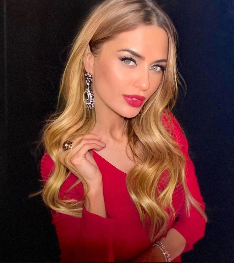 Victoria Bonya Scrolller